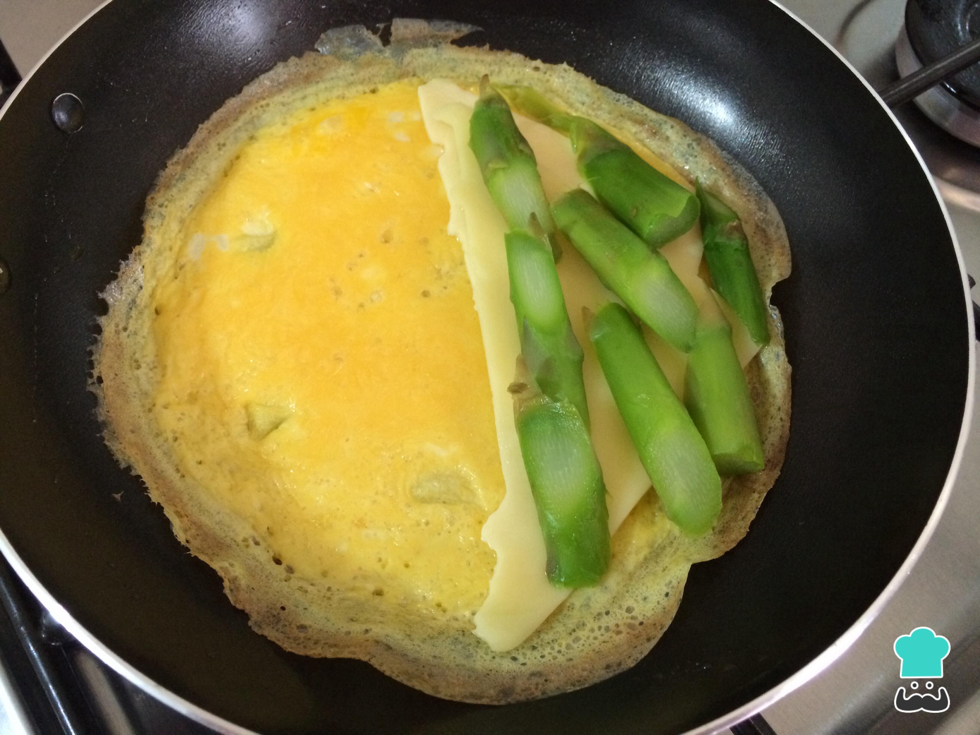 Omelette relleno de espárragos - Fácil