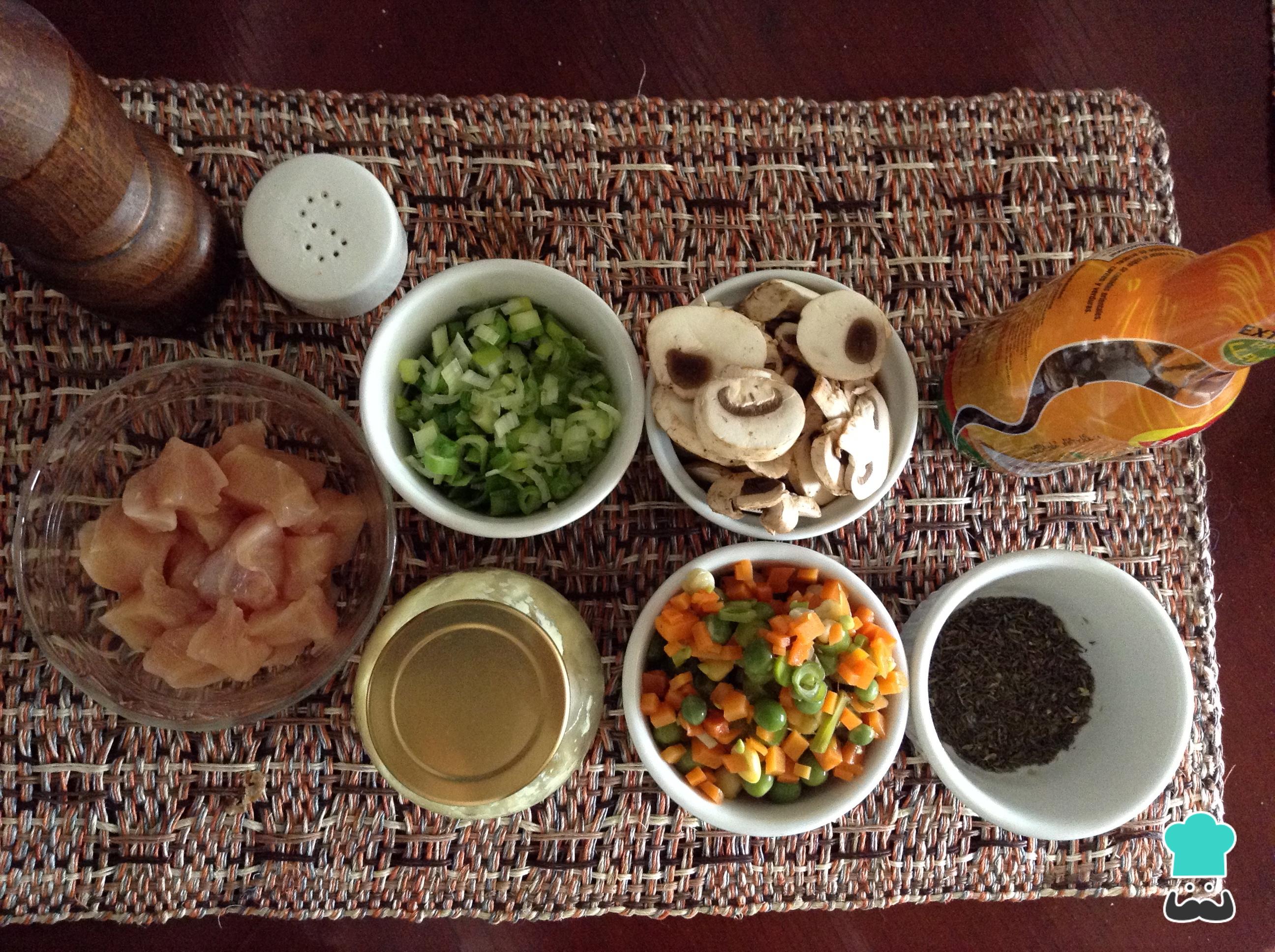Plato De Pavo Elaborado Con Verduras Tomillo, Laurel Y Otras Cosas De