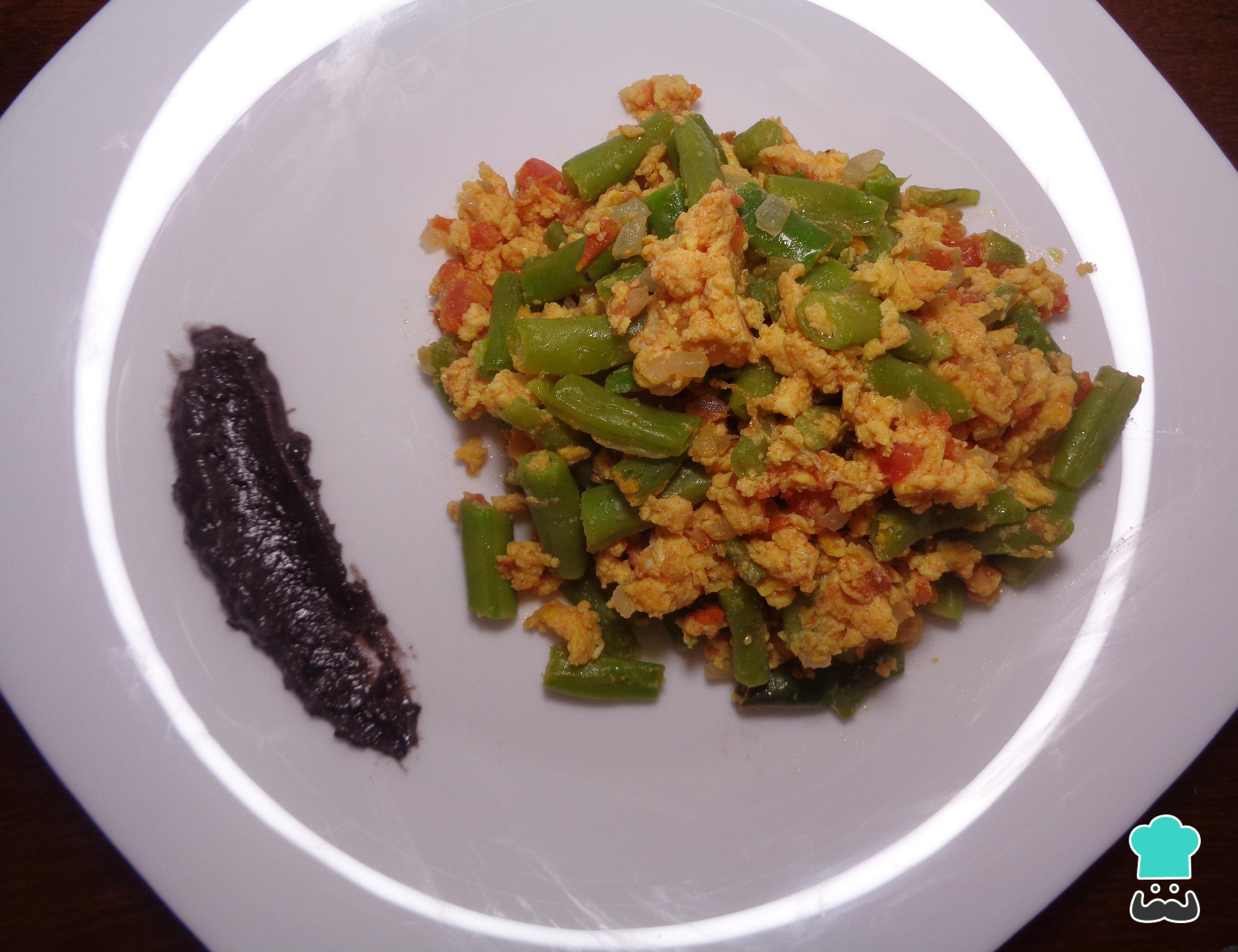 Ejotes a la mexicana con huevo - Receta FÁCIL