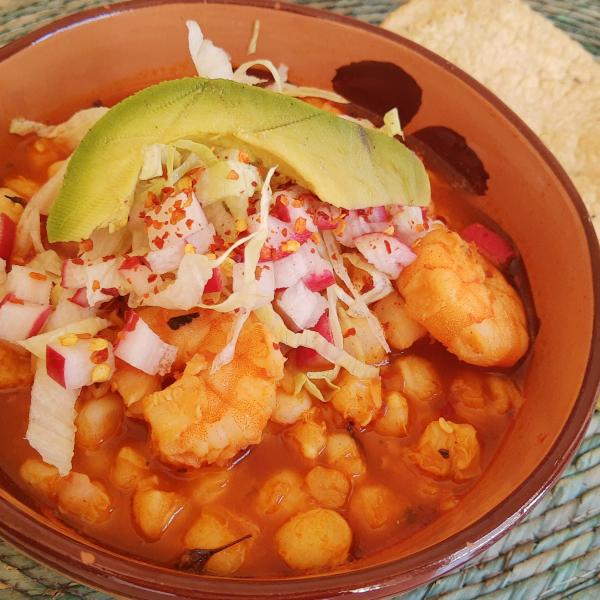Pozole rojo estilo Sinaloa con camarón - Rica Receta